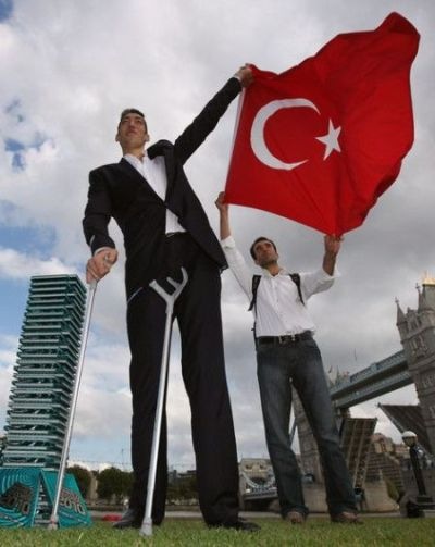 Runjun Blog: Sultan Kosen : World's Tallest Man is 8ft 1in Tall! Runjun Blog: Sultan Kosen : World's Tallest Man is 8ft 1in Tall!